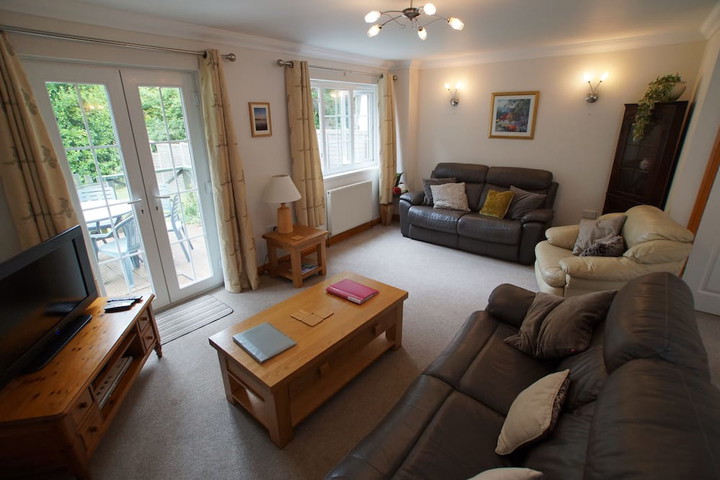 Honeysuckle Cottage, Child Friendly, 10 Min Walk To Beach, Less To Shops & Park. - Isle of Wight
