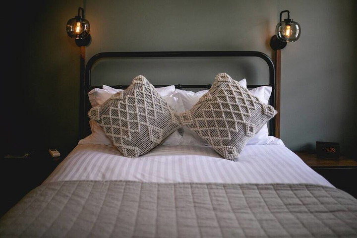 Charming 1 Br Queen Guest Room At The Historic Jacksonville Inn. Walk To Downtown Shops, Dining, And The Britt Festival Grounds. Perfect For A Quick Stopover Or A Romantic Oregon Wine Country Visit. - Jacksonville, OR