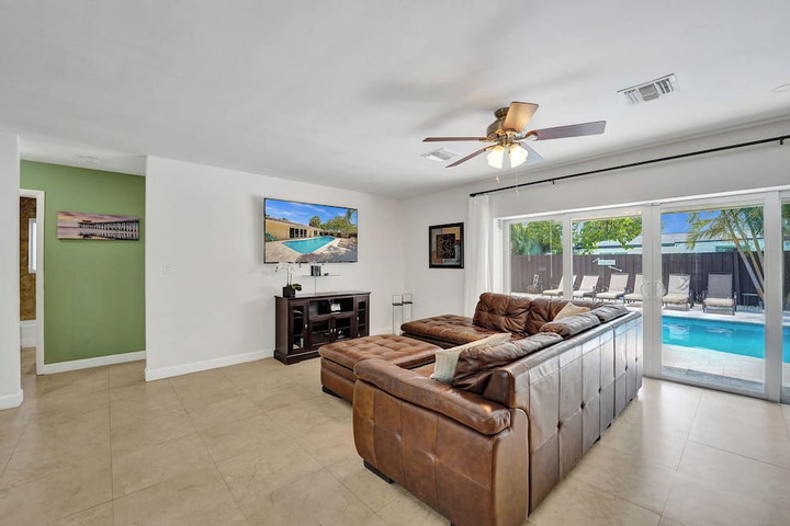 Resort Style Pool!  Large Sun-drenched Patio 1.6 Miles  Poolside To Seaside! - Fort Lauderdale