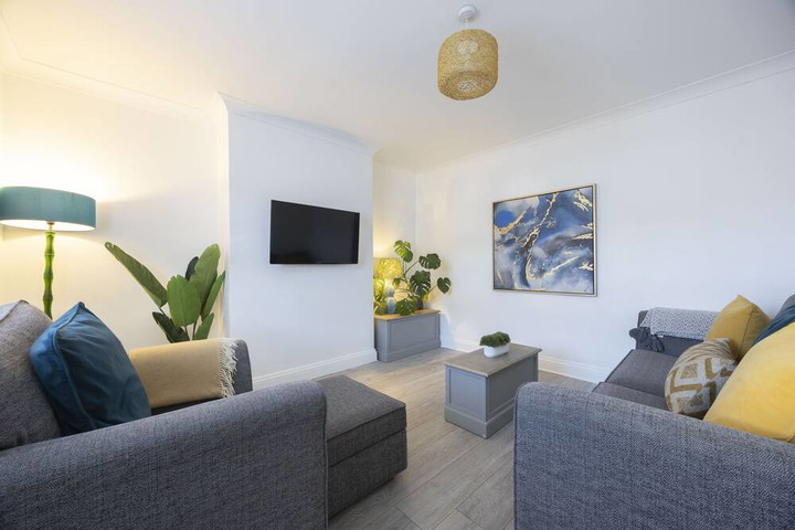 Spacious 3-bed Period Home Near Bath Road - Cheltenham