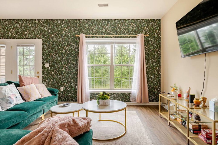 A Thoughtfully Designed 3-bedroom, 2.5-bath Townhome Tailored For Travelers. - Chambersburg, PA
