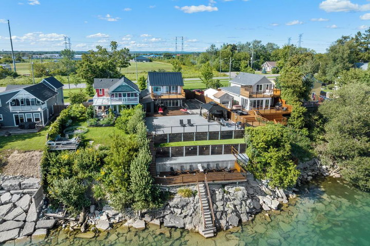 The Malibu - Stunning Lakehouse With Hotub, Kayaks, Fireplaces ,Parking And More - Bowmanville