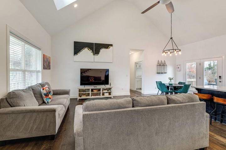 Hot Tub & Yard: 'Temptation Stays' Home In Roanoke - Roanoke, VA
