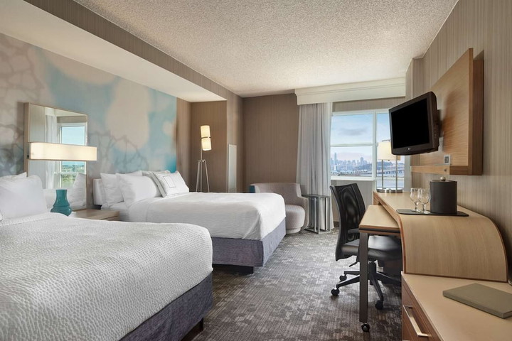 Affordability Meets Comfort! W/ Pool, Pet-friendly, Close To Shorebird Park! - Oakland, CA