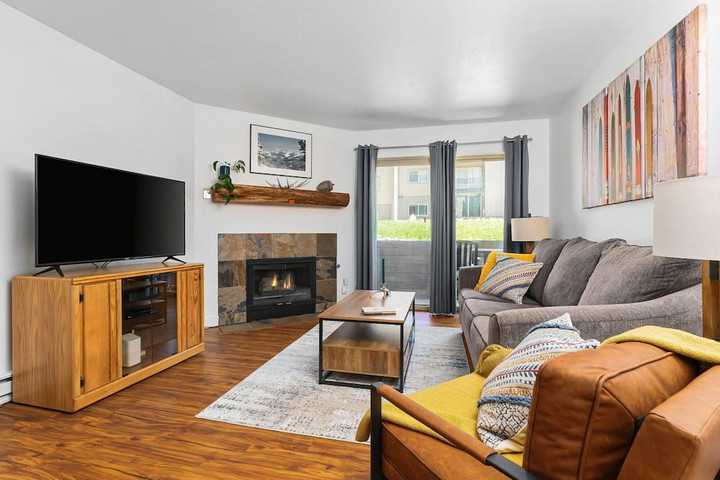 Fun Ski Condo - On Ski Bus Line - Pool & Hot Tub - Steamboat Springs