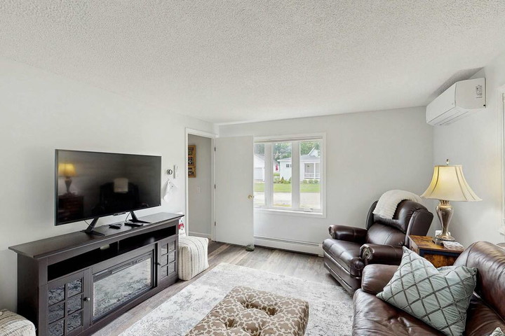 Dreamy Coastal Cottage W/ Free Wifi, Full Kitchen, & Large Deck - Walk To Town - Harbor Springs, MI