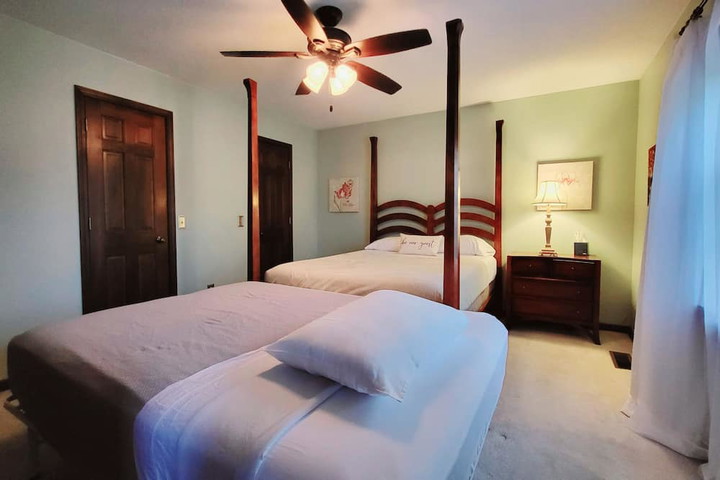 Entire 5 Bedroom Home In Golf Community - 12 Beds - Ask About Discount - Fort Wayne, IN