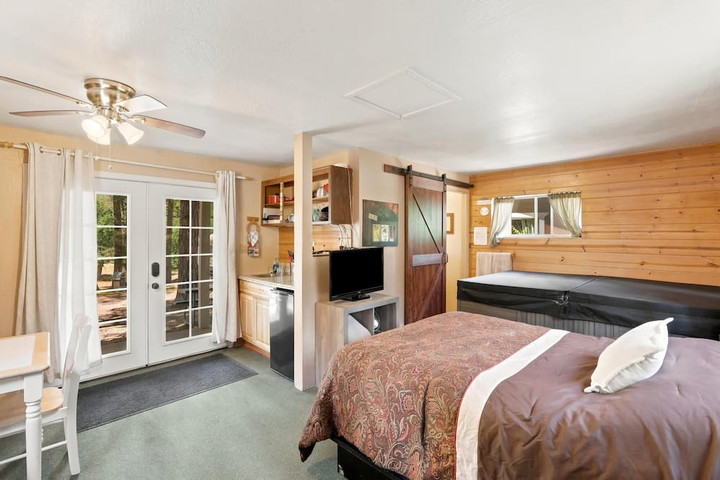 Private Cabin In The Pines Indoor Jacuzzi, Fireplace, Kitchenette, Porch Swing. - Arizona
