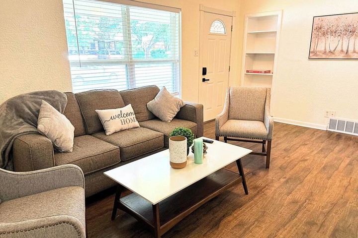 Cozy 4br/2ba In Irving, Tx Hot Tub  Game Room  Near Dfw Airport & Downtown - Irving, TX