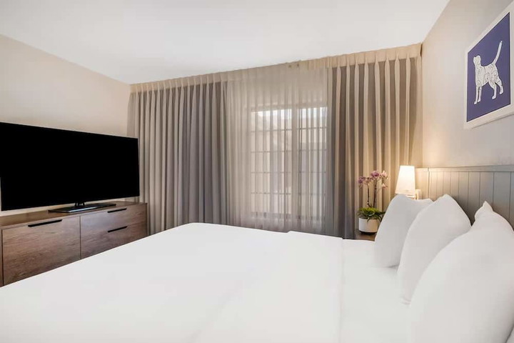 Comfort & Convenience: Budget Friendly Suite W/ 1br & Kitchen - Free Breakfast - Anaheim, CA