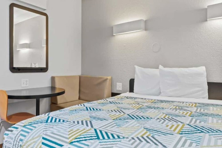 1 Full Bed | Ada/ri Shower/mini Fridge - Oxnard, CA