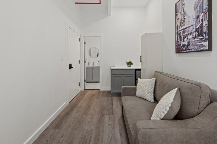Modern Queen Room With Single Sleeper - Yorkville - Manhattan