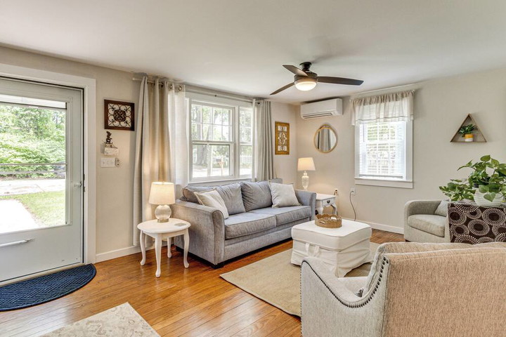 < 1 Mi To Sand! Updated Cottage W/ Yard In Niantic - Old Lyme, CT