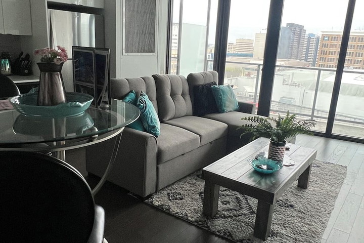 Modern Luxury 2 Bed Sleeps 5 Wifi Laundry King Bed - Winnipeg