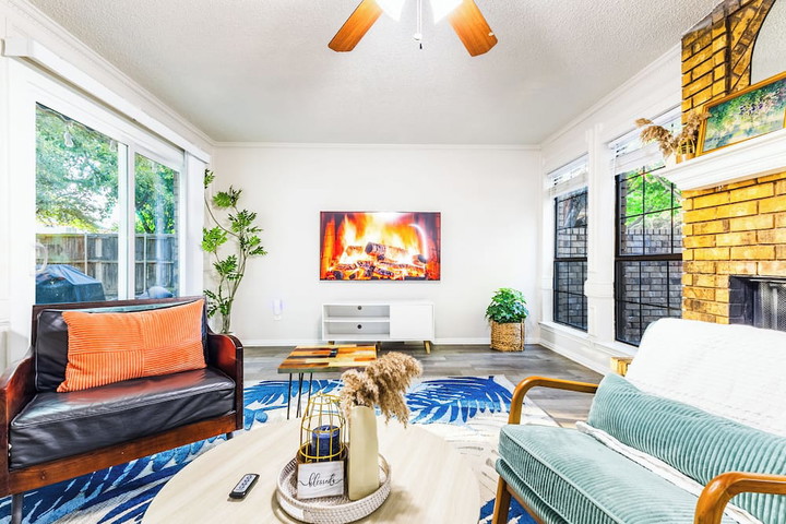 Cozy Frisco Getaway - Fireplace + Relaxing Backyard - Frisco, TX
