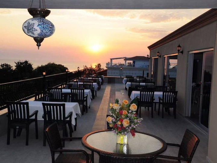 100 Meters From The Beach In Side With Buffet Breakfast - Side