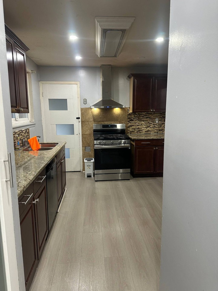 Bright 3 Bedroom House Main Floor In Scarborough - Toronto