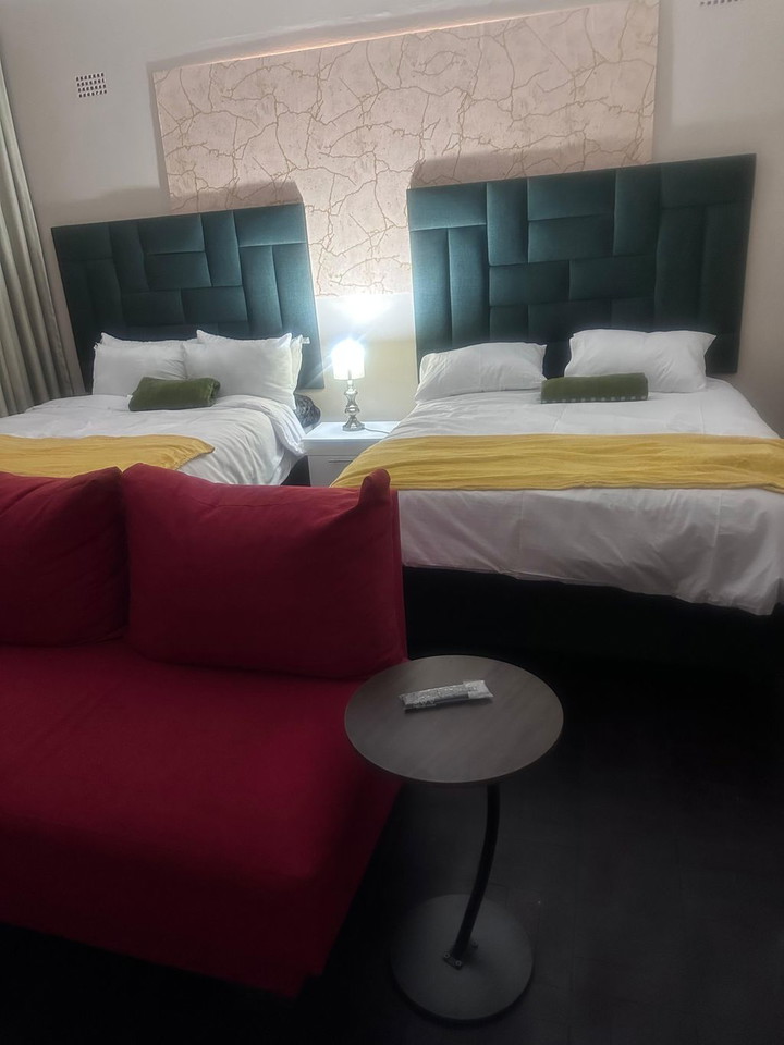 Comfortable Guest Room In Ekurhuleni With Shared Pool - Germiston