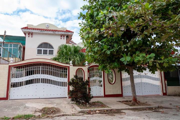 Residencia Reyes  Your Private Oasis With Pool And Jacuzzi In Havana - Cuba