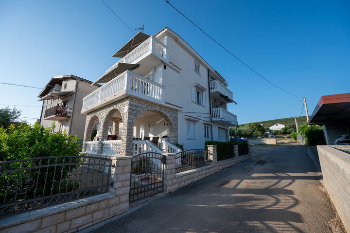 Ferienwohnungen Mit Parkplatz Sukosan, Zadar - 6131 - Kroatien
