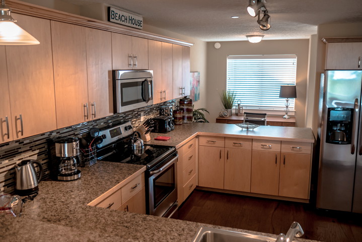 Open Concept Living And Relaxing Porch - Charming Coastal Haven - Ocean Shores, WA