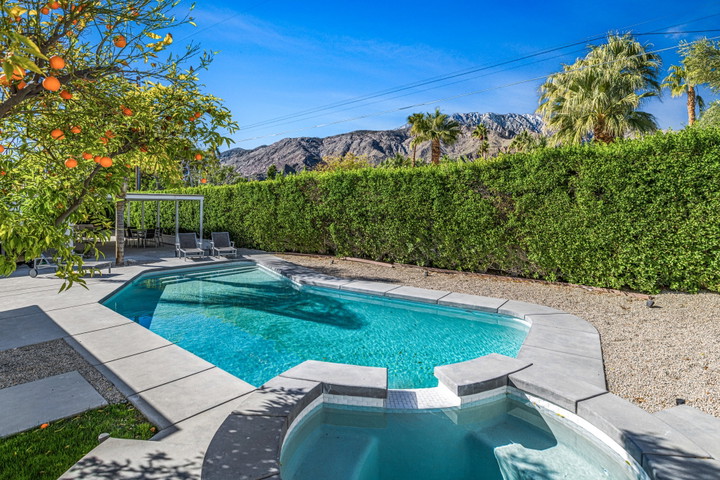 Sophisticated & Modern Home W/private Gas Grill, Heated Outdoor Pool, Large Lawn - Palm Springs, CA
