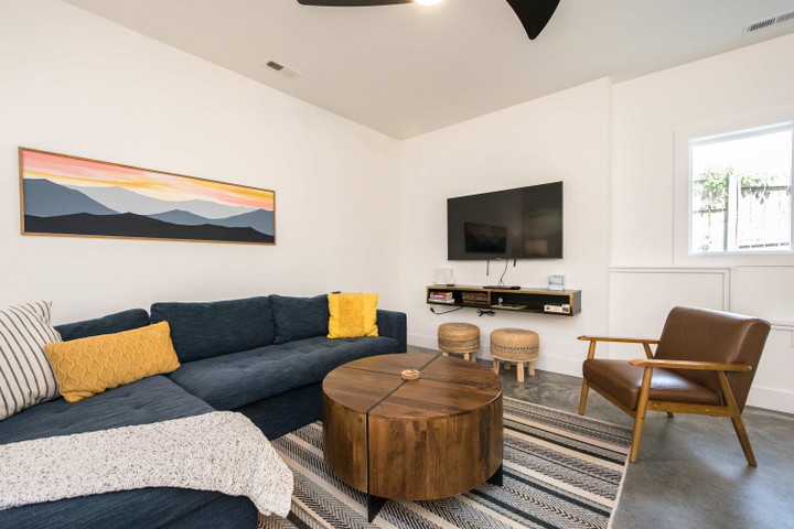 3br Retreat W/ Deck + Fire Pit | Sleeps 8 | Free Tix - Hendersonville, NC