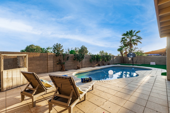 Sparkling Pool And Grassy Backyard Retreat - Gorgeous Family Oasis - Gilbert, AZ