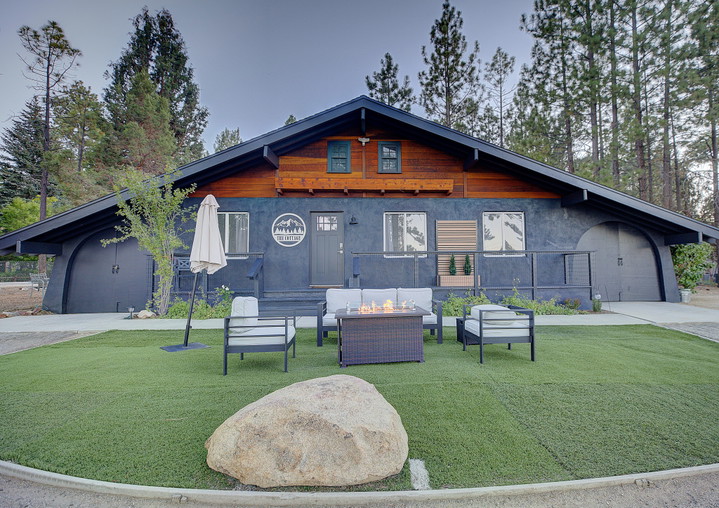 Breathtaking Mountain Views And Cozy Comfort - Charming Retreat - Big Bear City, CA