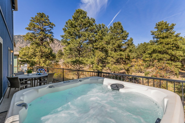 Mountain Views And Hot Tub Oasis - Charming Family Retreat - Flagstaff, AZ