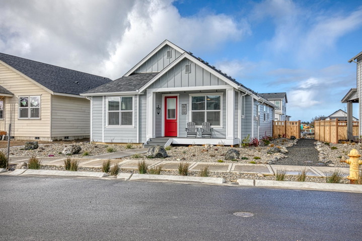 Ocean View And Spacious Patio - Charming Coastal Retreat - Ocean Shores, WA
