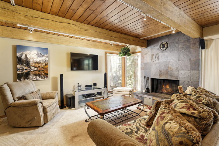 River View Balcony And Modern Kitchen - Cozy Mountain Haven - Aspen
