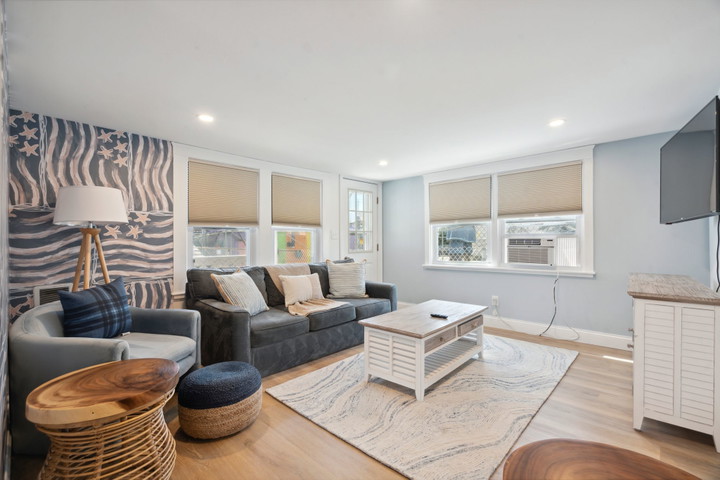 Professionally Designed | Porch Swing | Renovated - Hampton Beach, NH