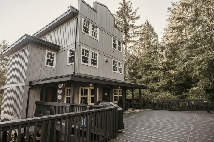 West Coast Cedar Loft & Beam Suite! - Canada