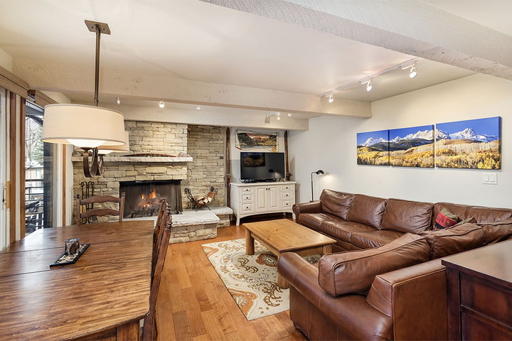 Private Deck And Heated Pool Access - Charming Condo Retreat - Aspen