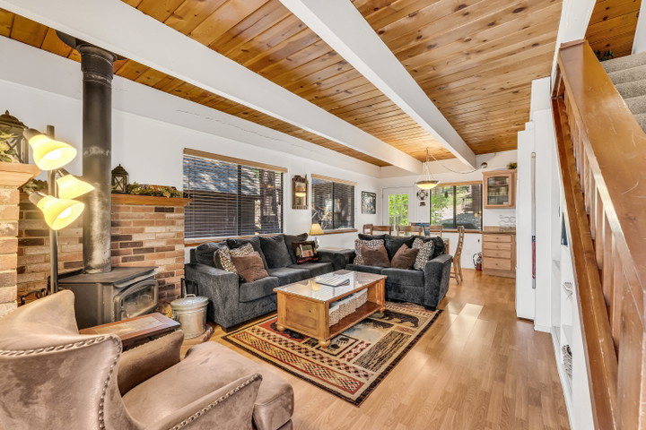 Cozy Fireplace And Stylish Loft - Charming Mountain Retreat - Nevada