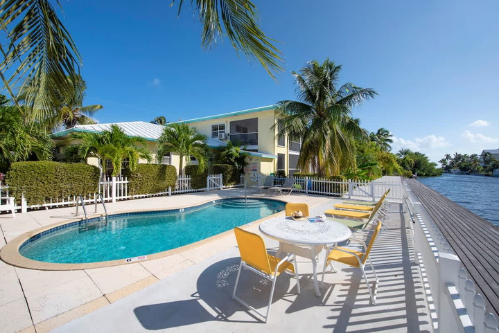 Snug Harbour View #4 – 1br Canal Front Condo By Seven Mile Beach - Cayman Islands