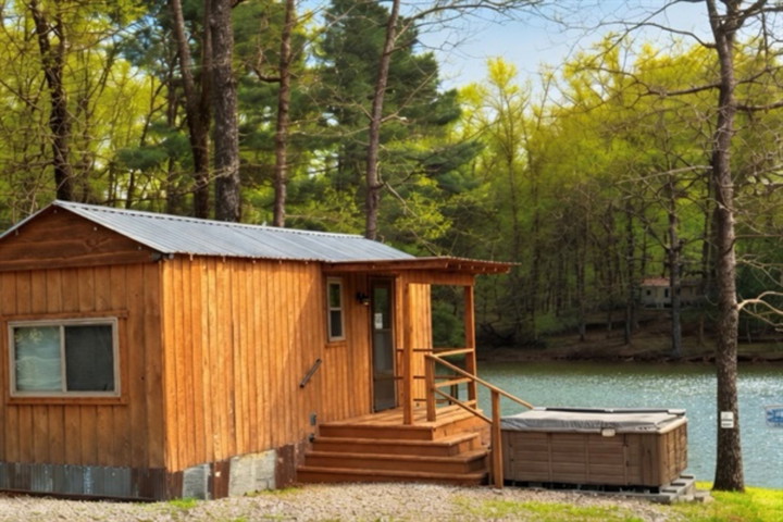Lakefront Tiny Cabin Near Memphis + Hot Tub - Oakland, TN
