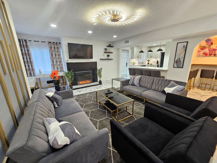 Stylish Duplex Walkto Lake Eola Orlando. Sleeps 8 - Orlando, FL