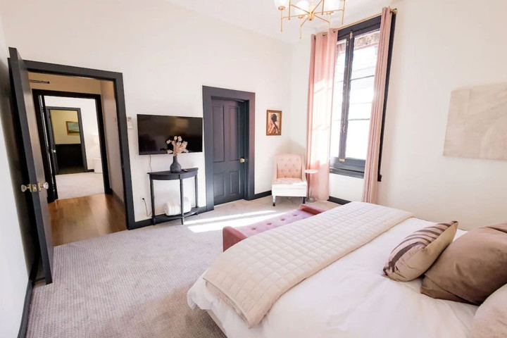 Speakeasy Hotel Rm 5 (2 Beds) - Nevada City, CA