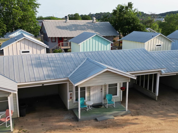 Single Queen Cabin #3 W/ Small Kitchen & Carport - Kerrville, TX