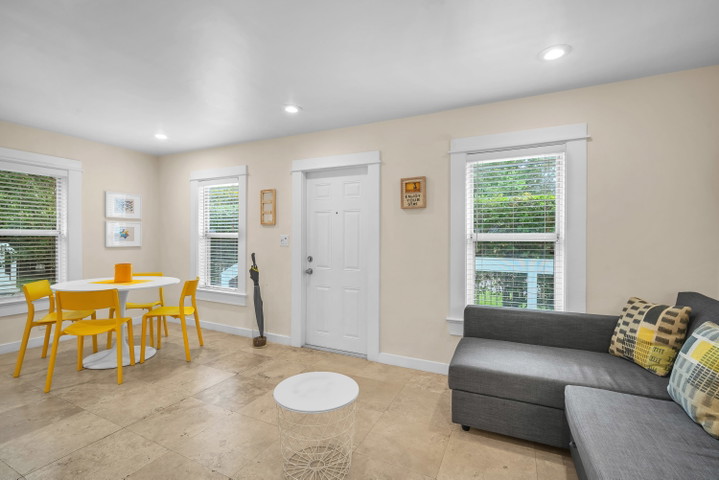 Renovated & Charming Grove Bay 1/1 Cottage - Miami