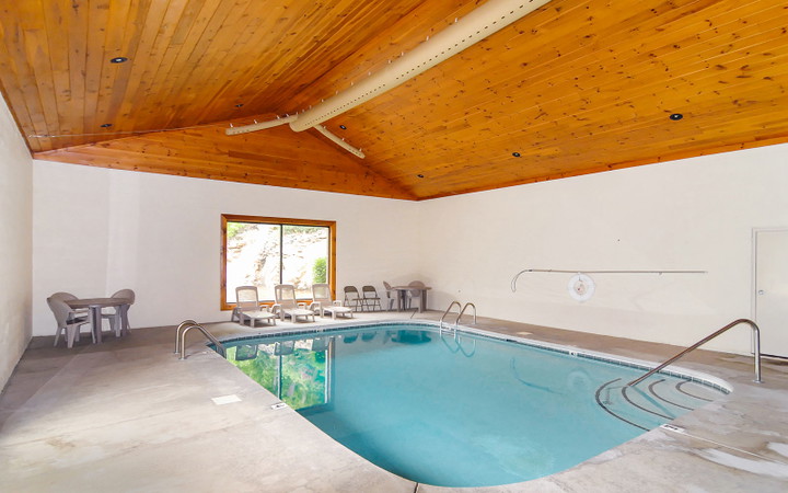 Scenic Mountain Views, Game Room, Hot Tub - Cozy Charming Retreat - Pigeon Forge, TN