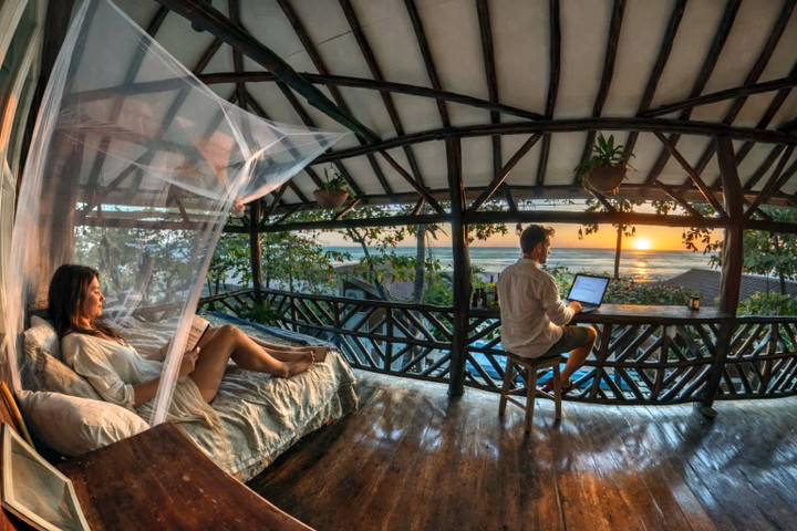 Oceanfront King Room With Balcony, Pool & A/c - Nicaragua