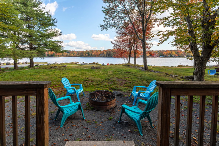 Boardwalk Chalet Lakefront Fire Pit Pet Frie - Pennsylvania