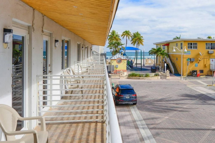 Awesome 1/1 Bedroom W/pool Steps From The Beach - Hollywood, FL