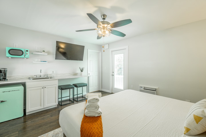 Cozy Suite With Stocked Kitchenette And Privacy - Charming Mid-century Escape - Chattanooga, TN