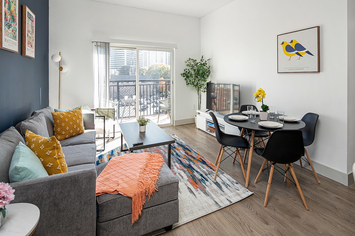 Carolina Blue | Top Floor City Views, Free Parking - Charlotte