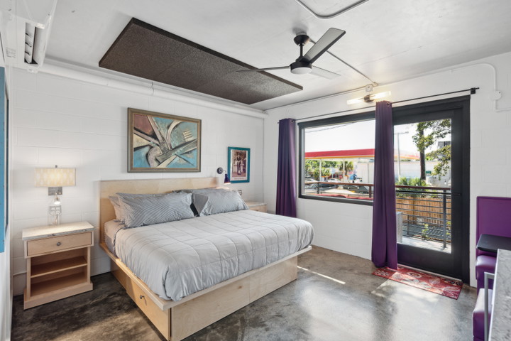 Cozy Studio With Balcony Steps From Center Street - Charming Retreat - Vereinigte Staaten