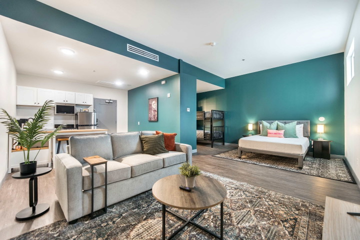 Spacious Family Suite Near Cherry St - Sleeps 6! - Macon, GA